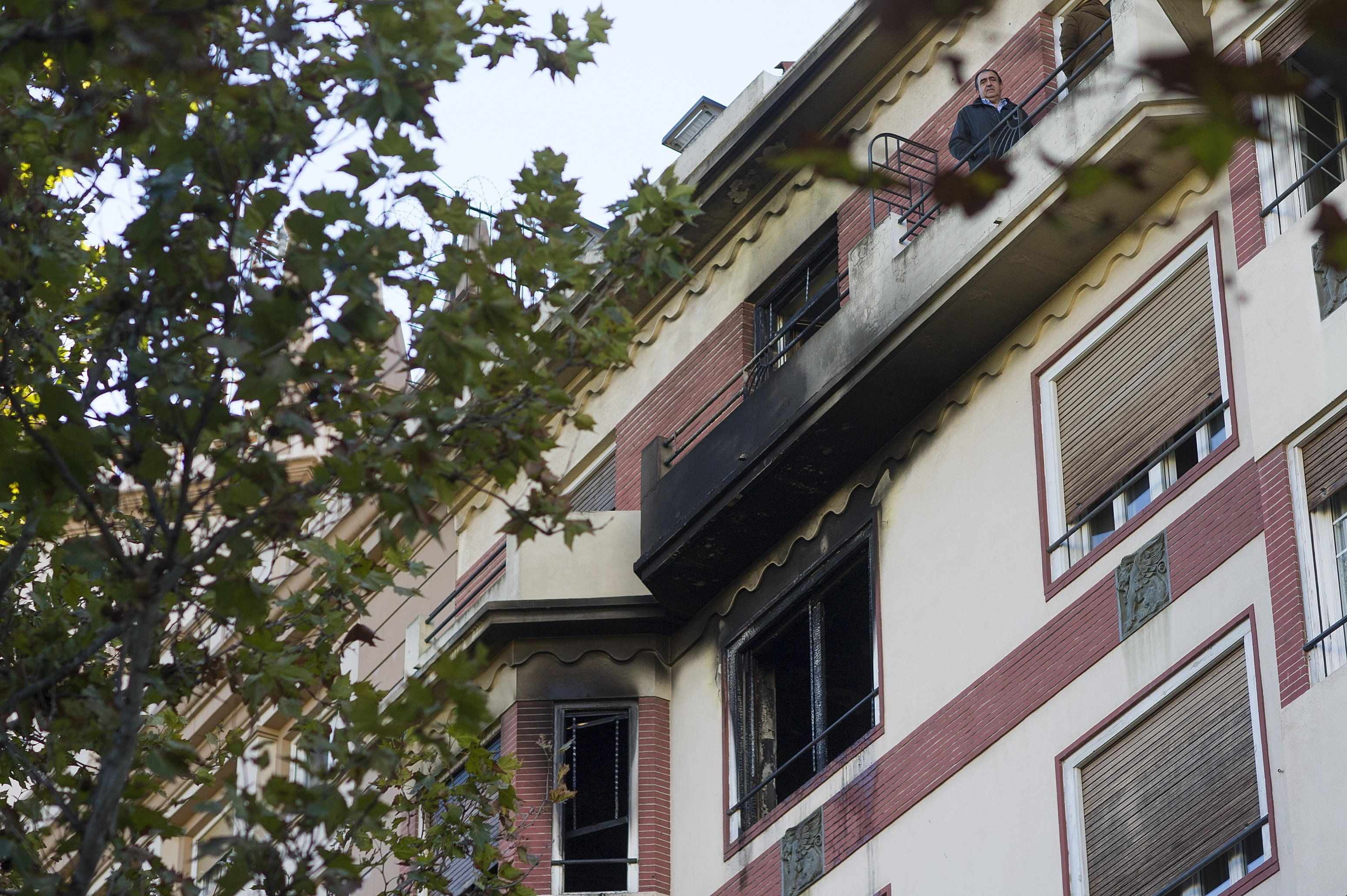 Muere una menor al precipitarse de un quinto piso en huir de un incendio